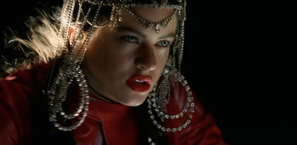 Rosalía se baña al alba manchega en 'De aquí no sales', el videoclip de ...