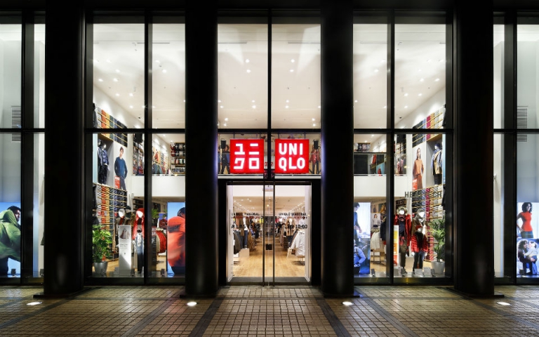Uniqlo inaugura su tercera tienda en el Dau, el emblemático edificio de ...